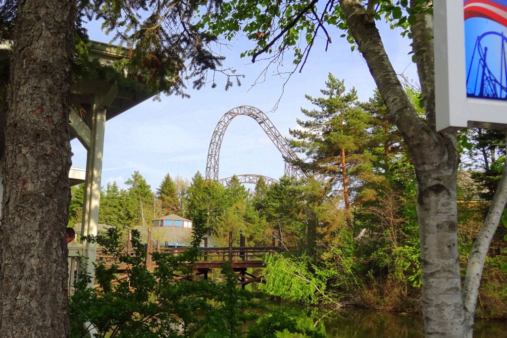 Goliath Lift Hill Topped Off - Coaster101