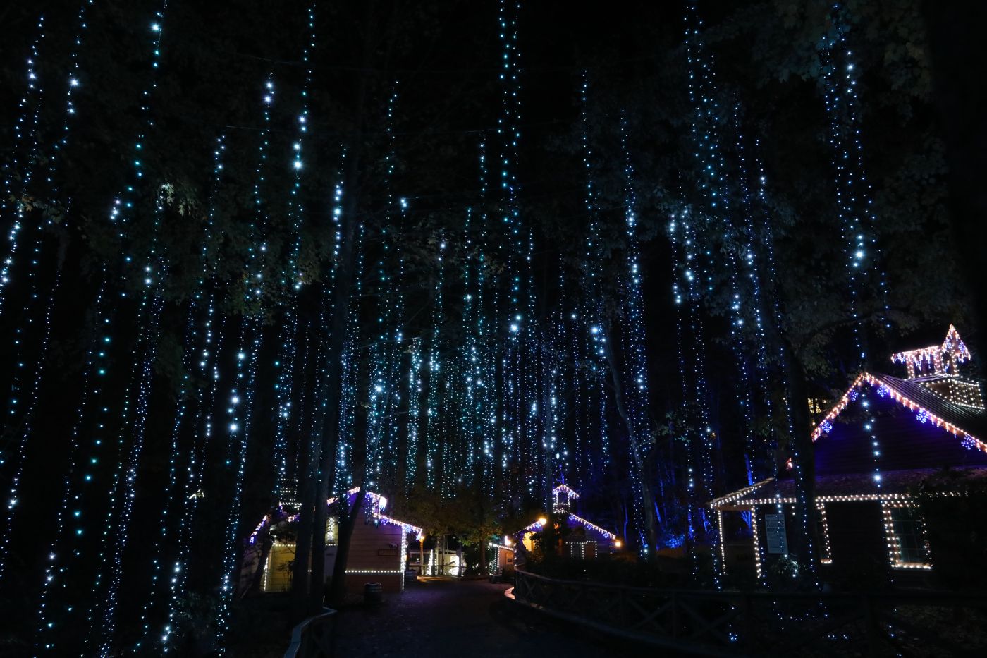 Dollywood Kicks Off Smoky Mountain Christmas 2020 - Coaster101