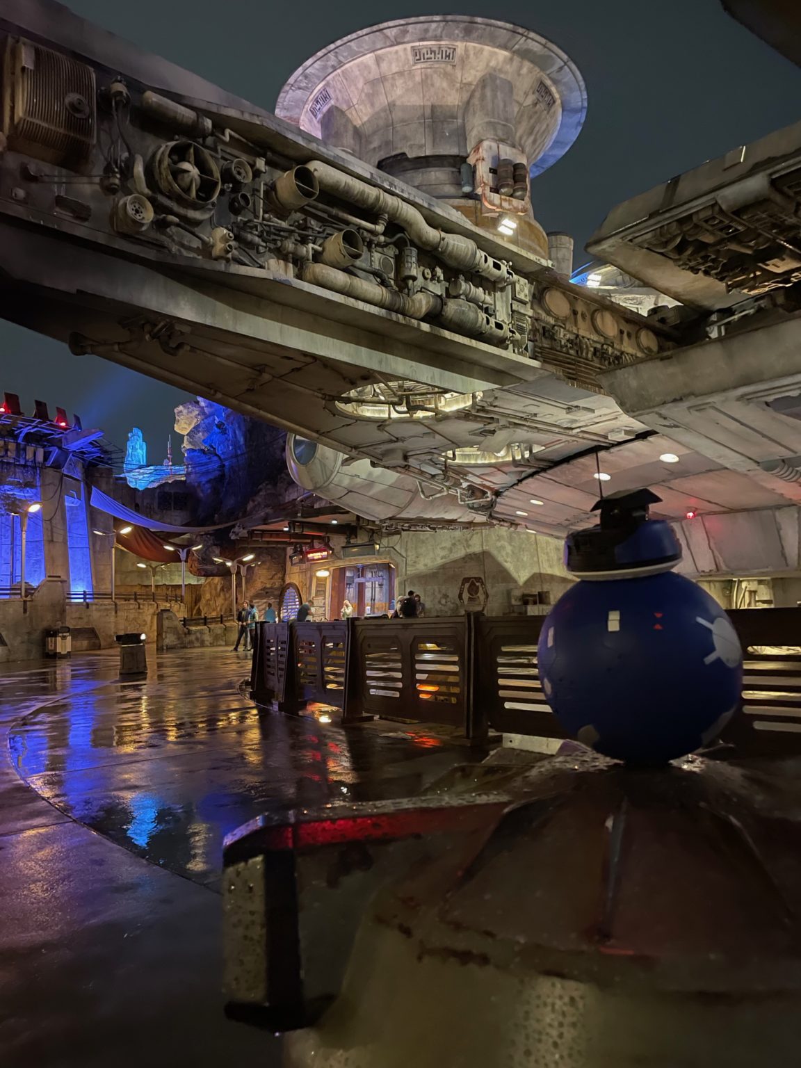 Going In-Depth into Galaxy's Edge: Episode II - Droid Depot - Coaster101