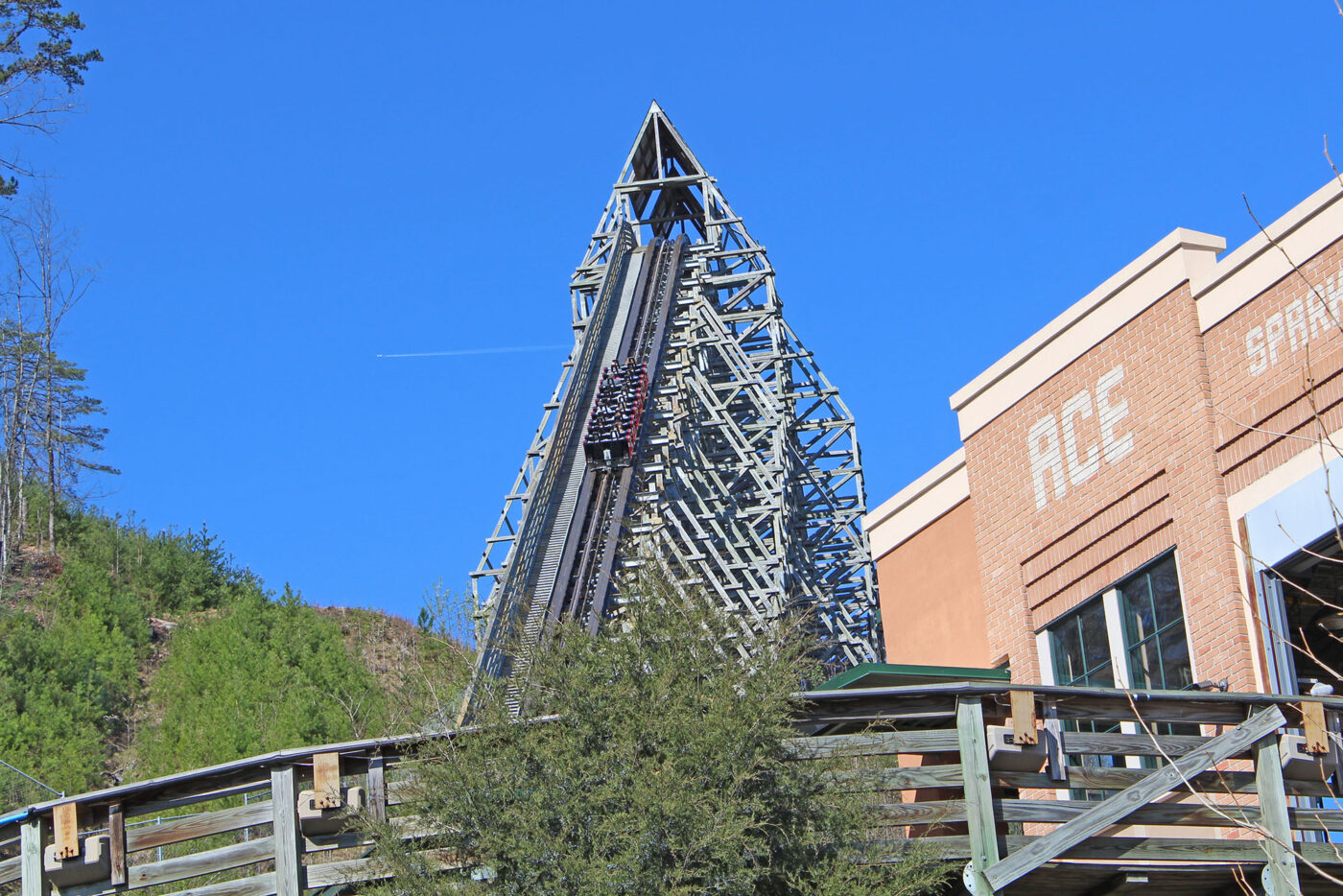 Lightning Rod Chain Lift Review and Reaction - Coaster101